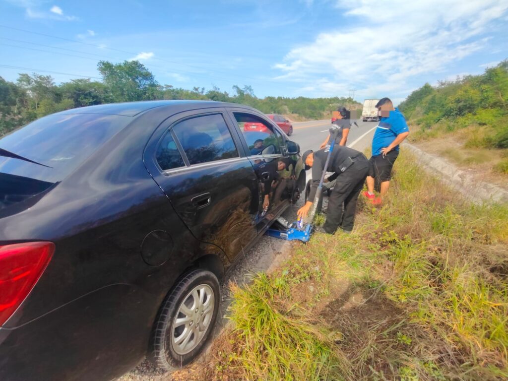 Guardia Estatal auxilia a viajeros con cambio de neumático